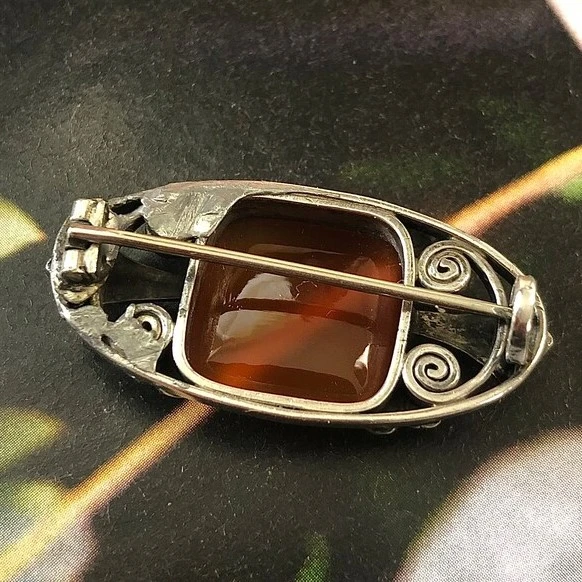 Dating Brooches by Clasp or Fastening